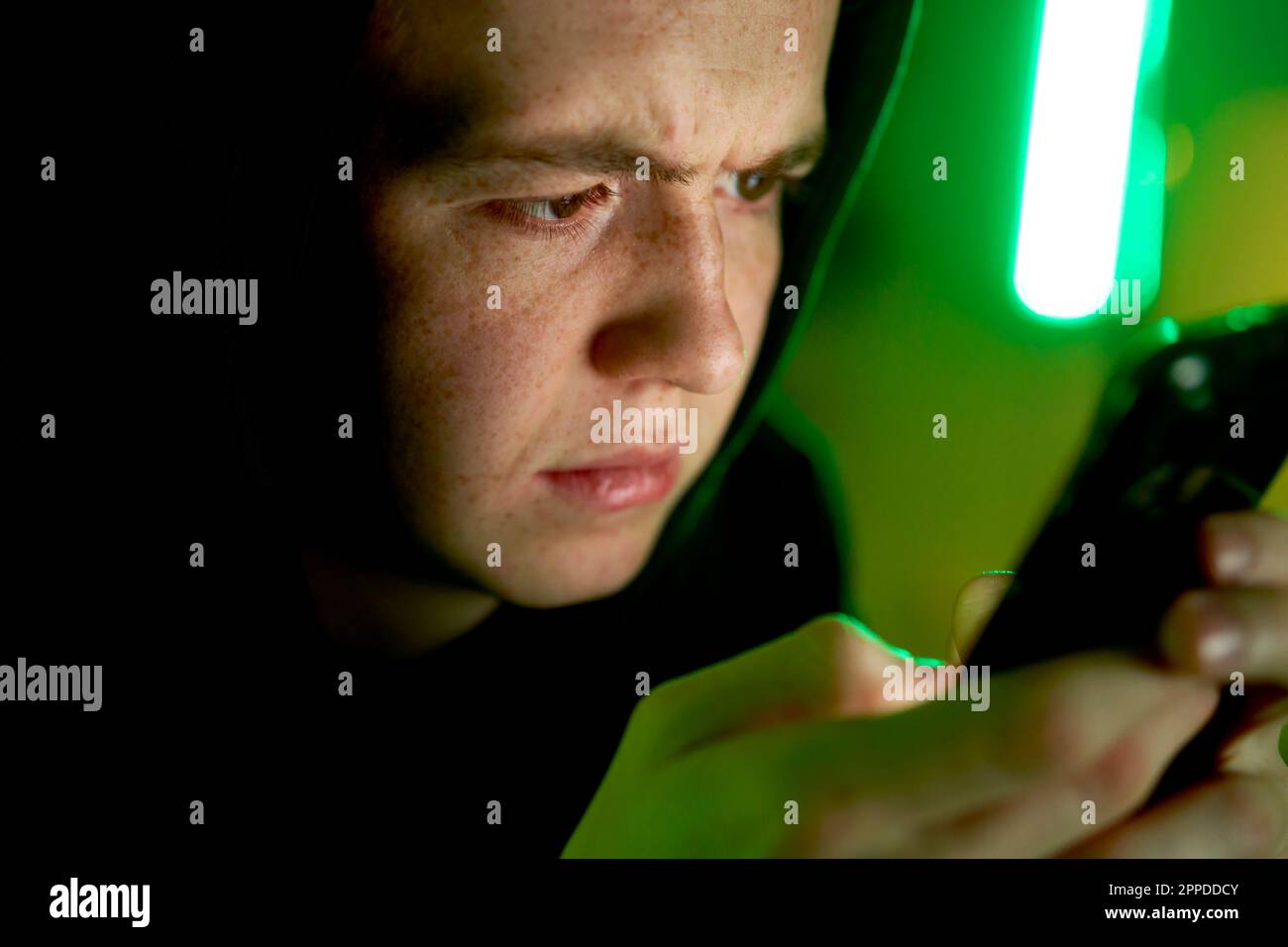 Man texting looking worried hi-res stock photography and images - Alamy