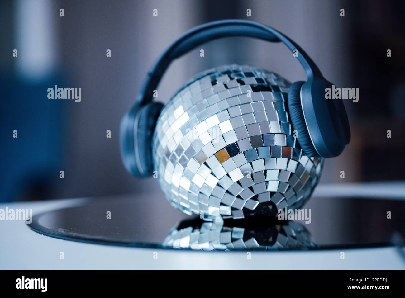 Disco ball headphones hi-res stock photography and images - Alamy