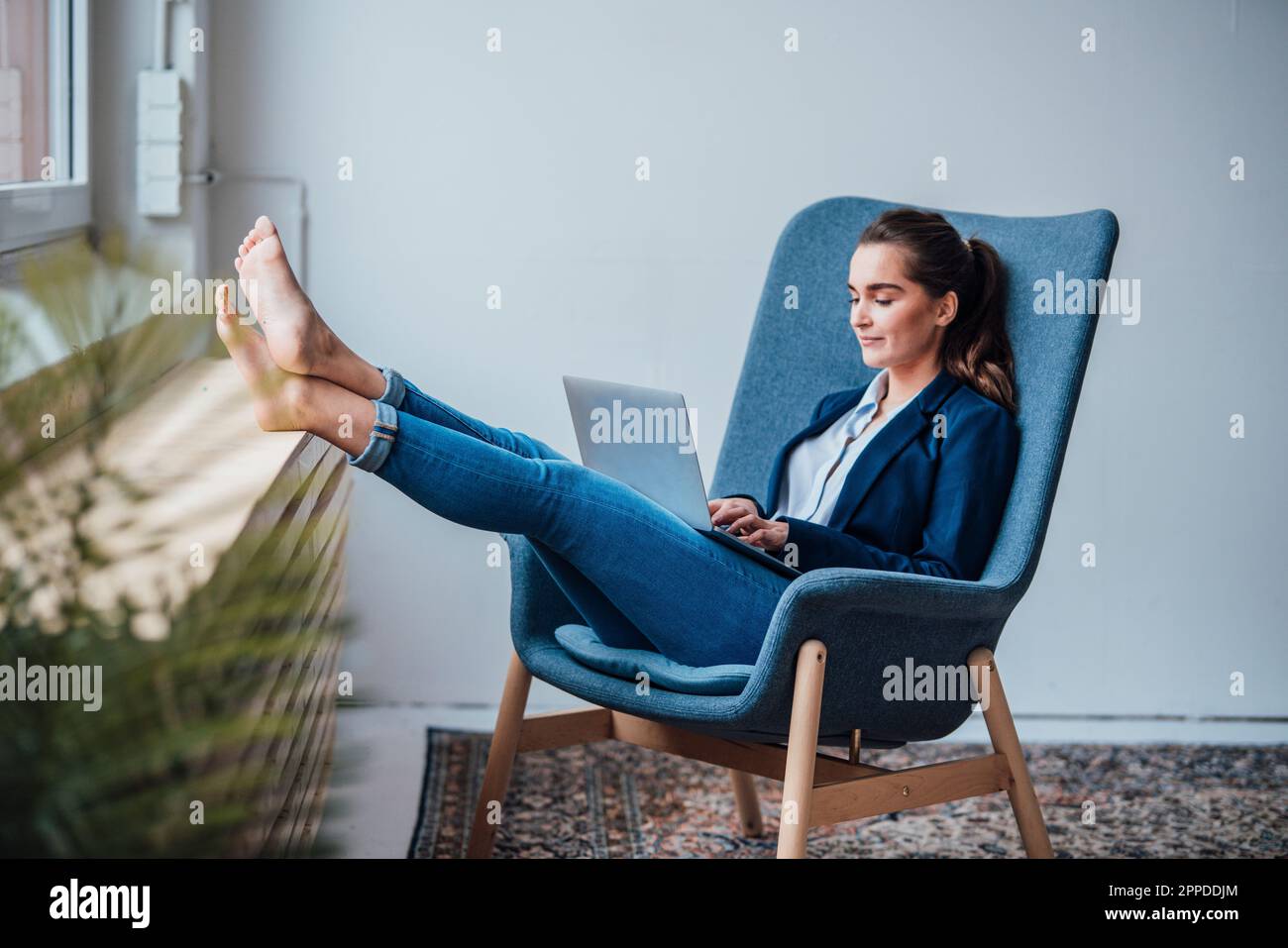 Woman one leg up on chair hi-res stock photography and images - Alamy