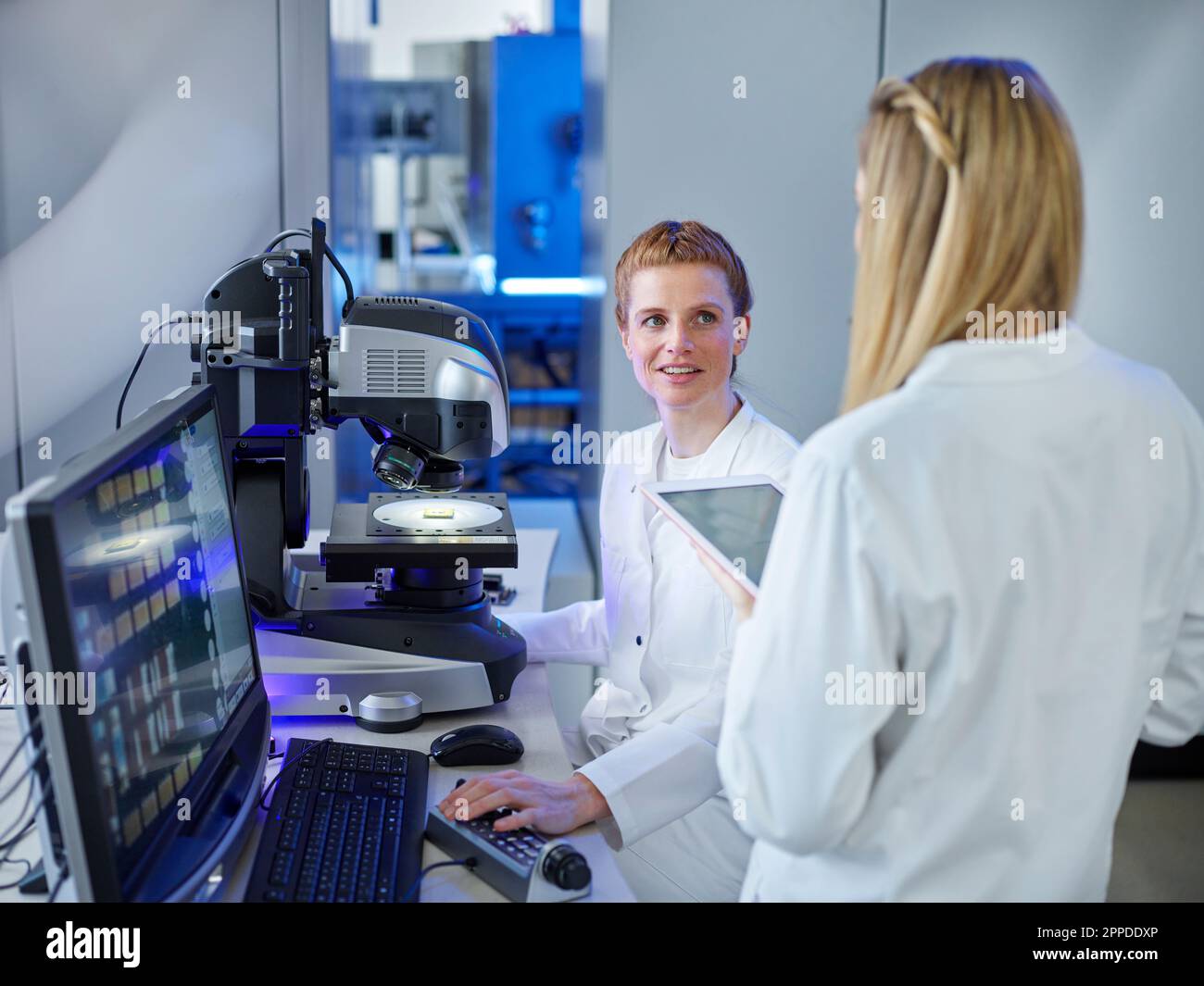 Group of scientists with tablet PC working on an experiment at the laboratory Stock Photo - Alamy