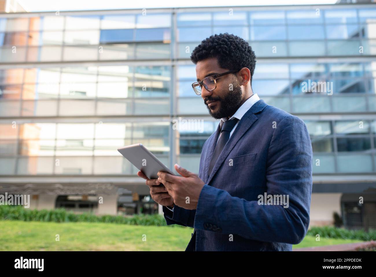 Man pc outside hi-res stock photography and images - Alamy