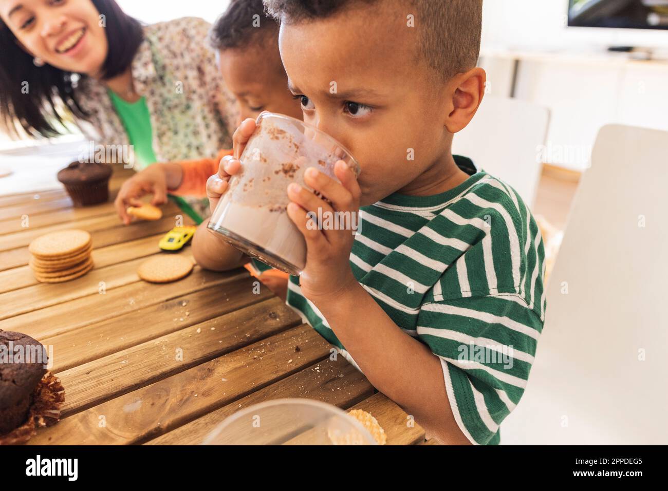 Parents drinking with children home hi-res stock photography and images ...