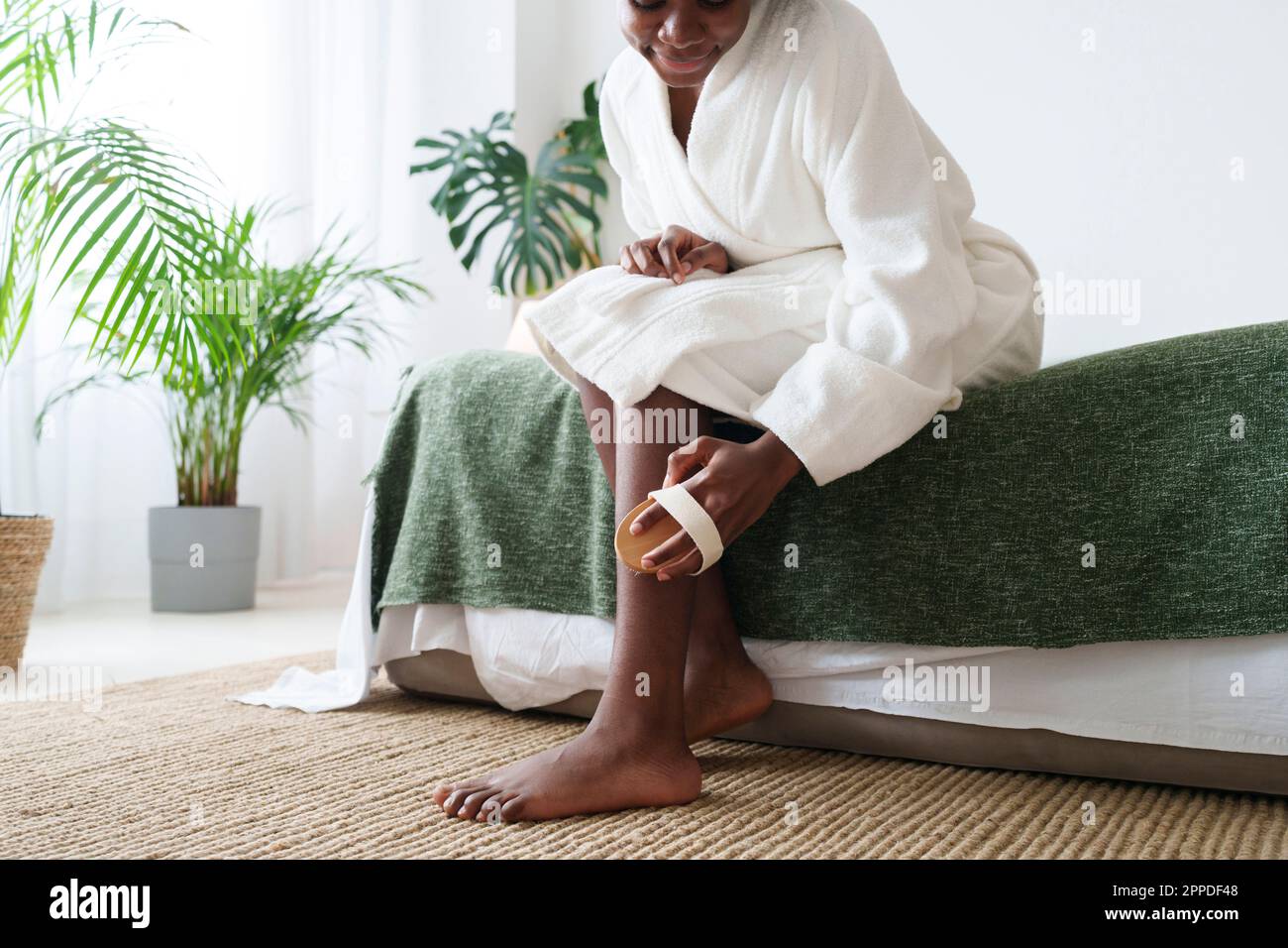 Brush leg beauty hi-res stock photography and images - Alamy