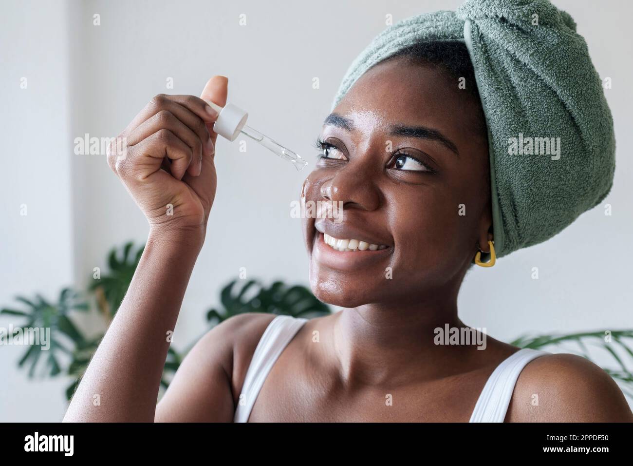 Woman serum face applying hi-res stock photography and images - Alamy