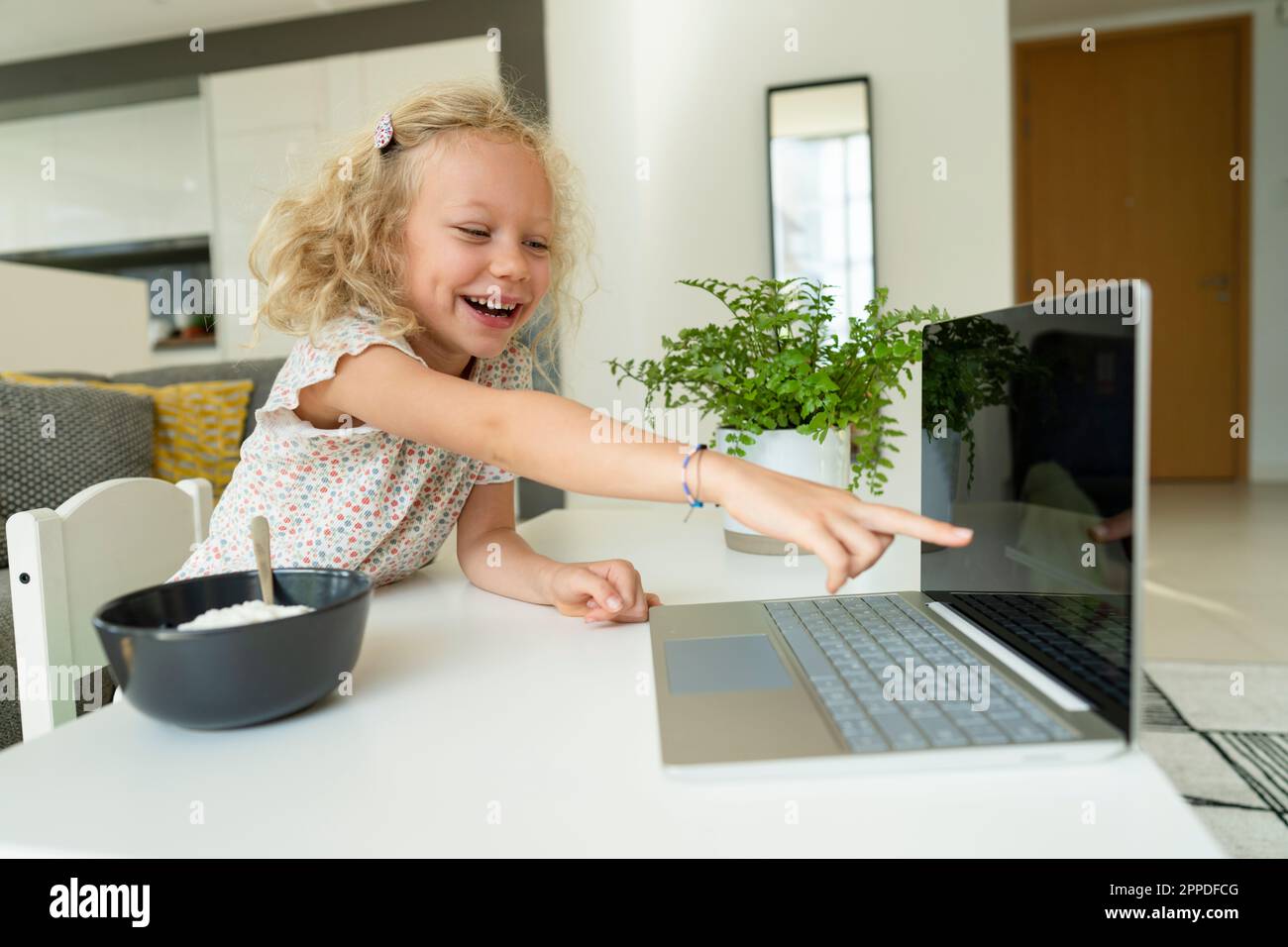 Pointing showing on screen hi-res stock photography and images - Alamy