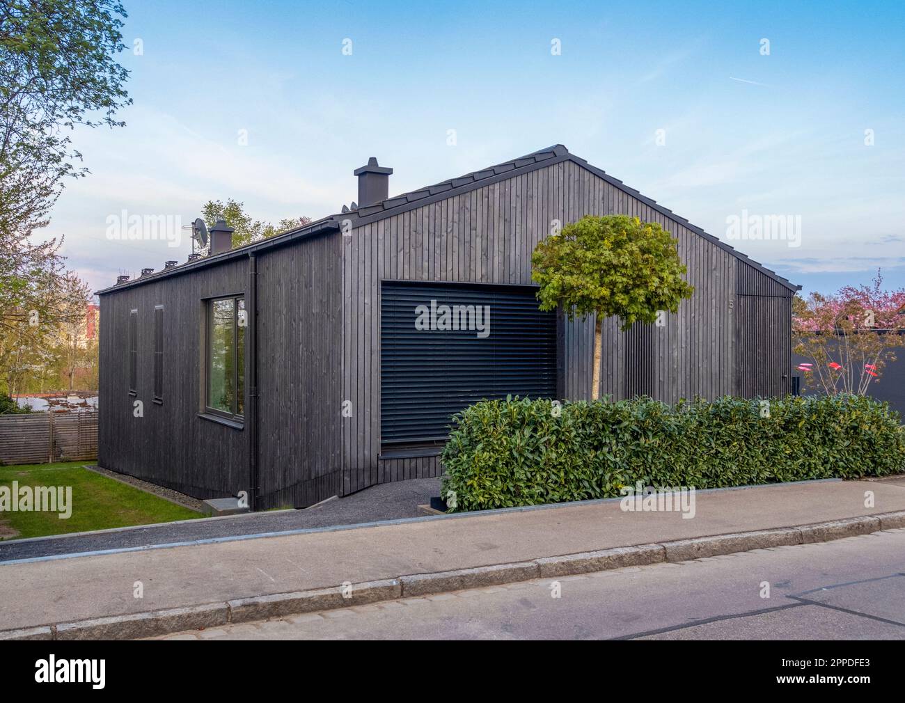Building built single house hi-res stock photography and images - Alamy
