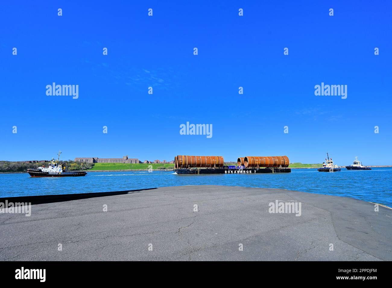Multratug 19 towing the barge Bokabarge 7 into the river Tyne with some ...