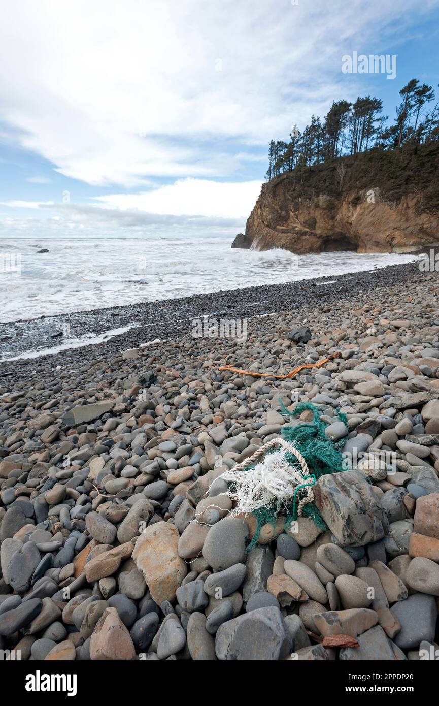 Pieces of fishing net littering the beach Stock Photo - Alamy