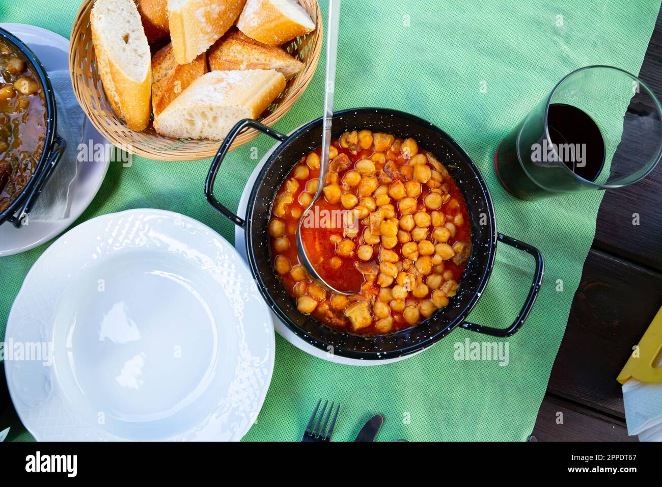 Garbanzos con Callos Colombiana Stock Photo - Alamy