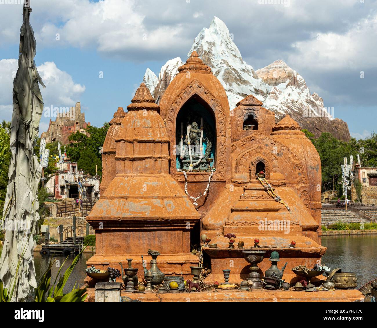 Expedition everest rollercoaster hi-res stock photography and images ...