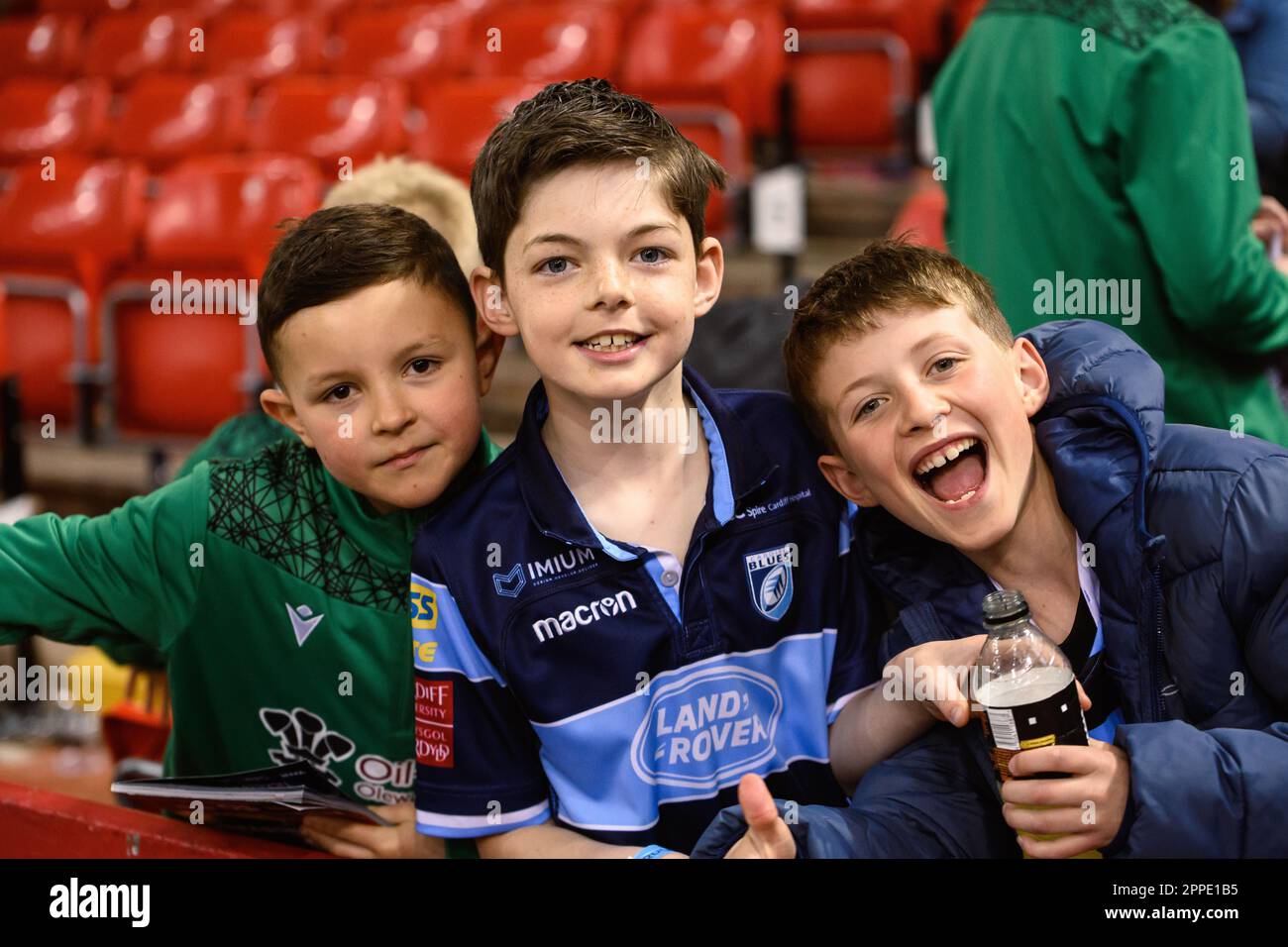 Rugby spectators hi-res stock photography and images - Alamy