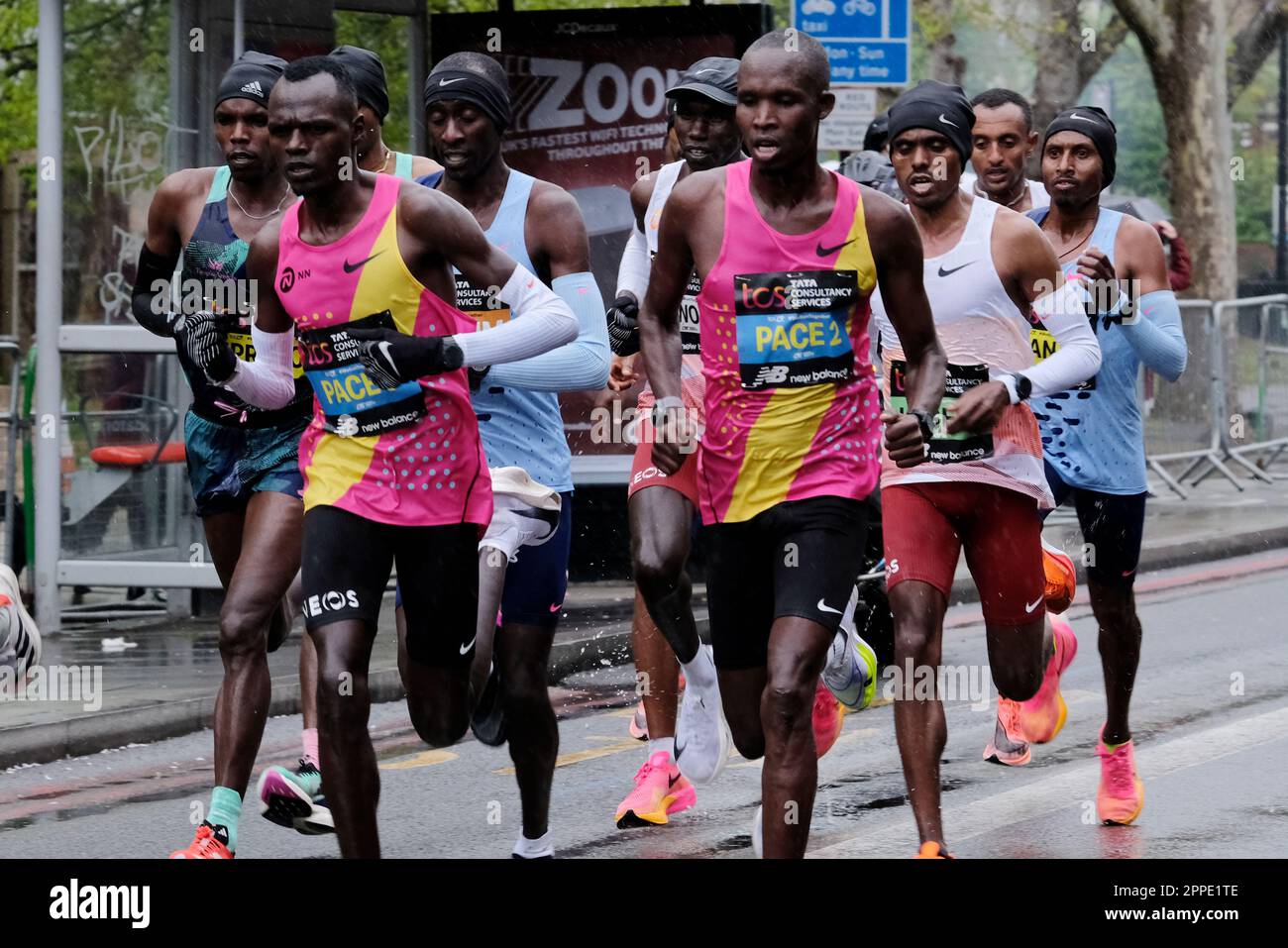 London, UK. 25th March, 2023. The elite men's and women's races travel ...