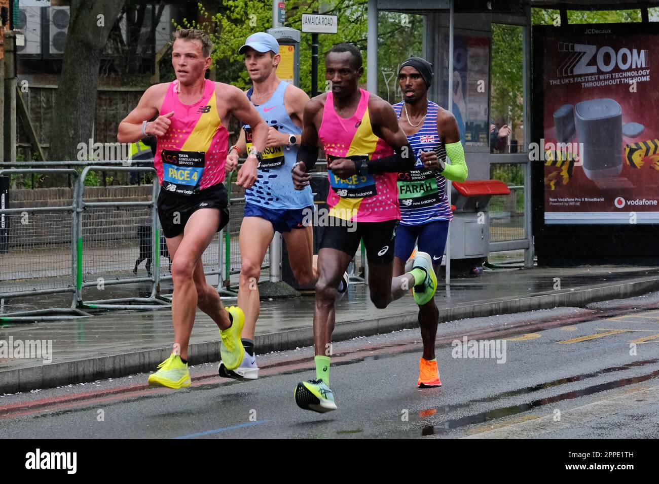 London, UK. 25th March, 2023. The elite men's and women's races travel ...