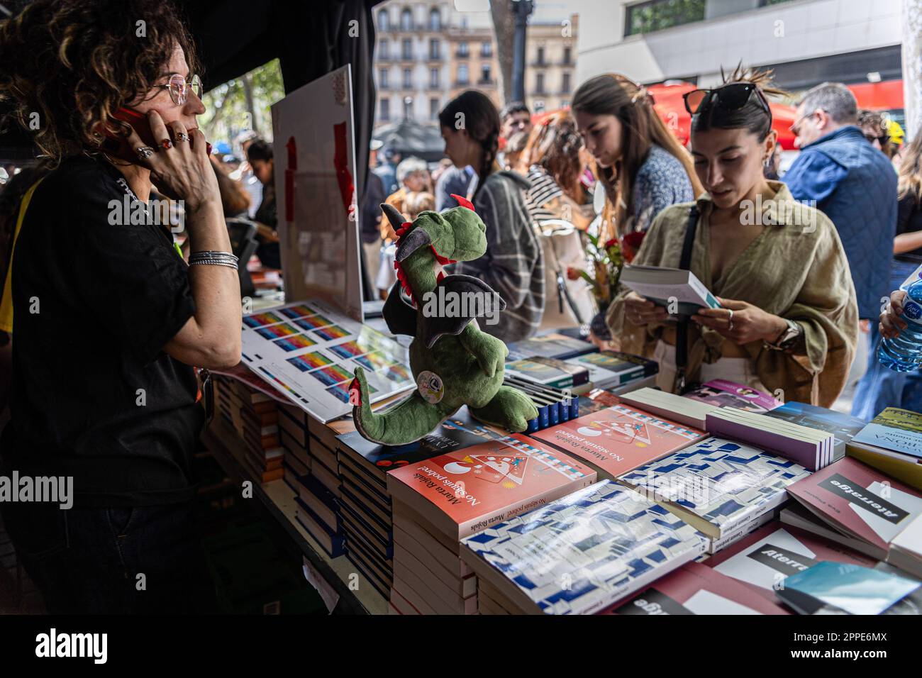 Barcelona, Spain. 23rd Apr, 2023. People look through books at the ...