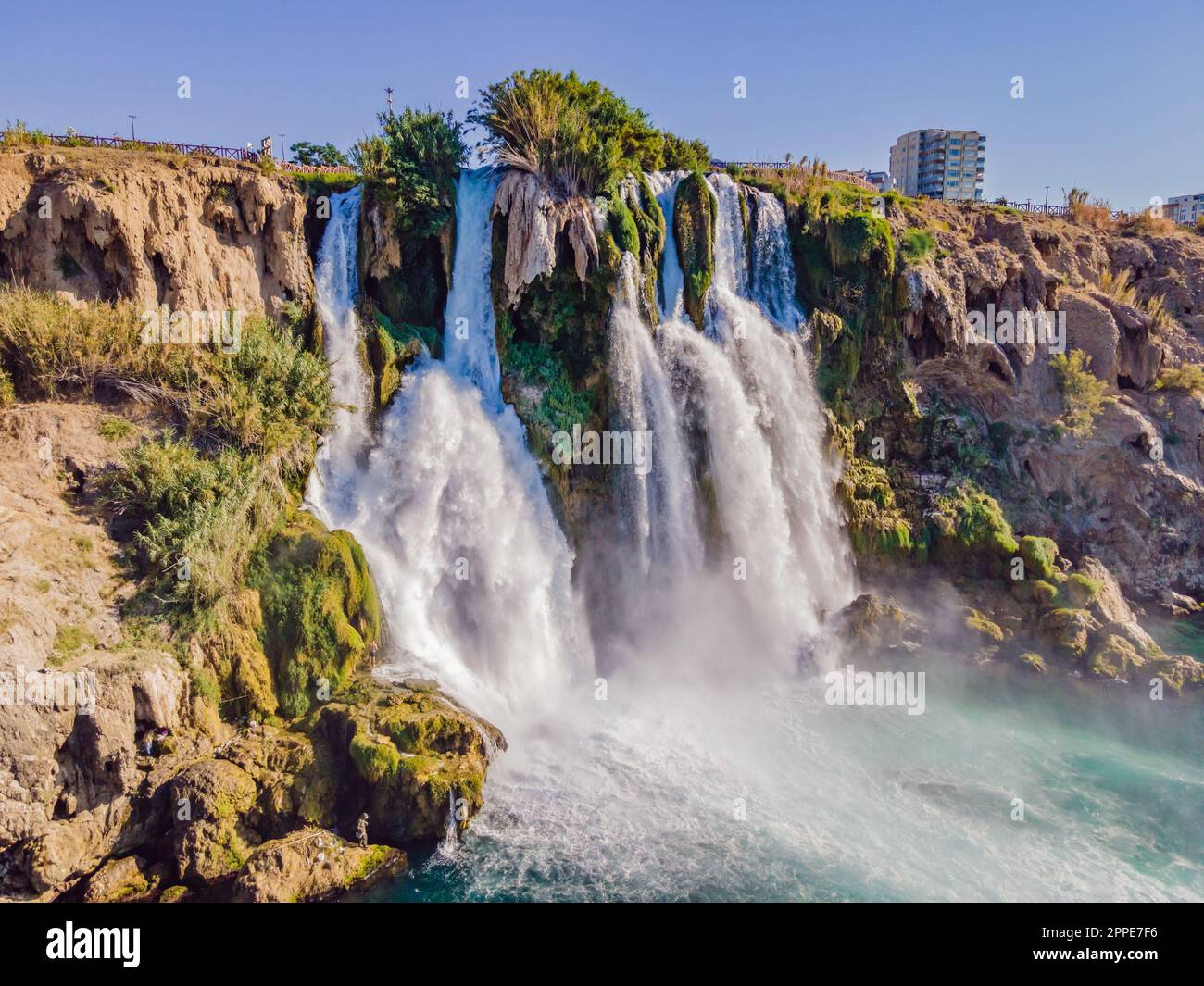 House falling off cliff hi-res stock photography and images - Alamy