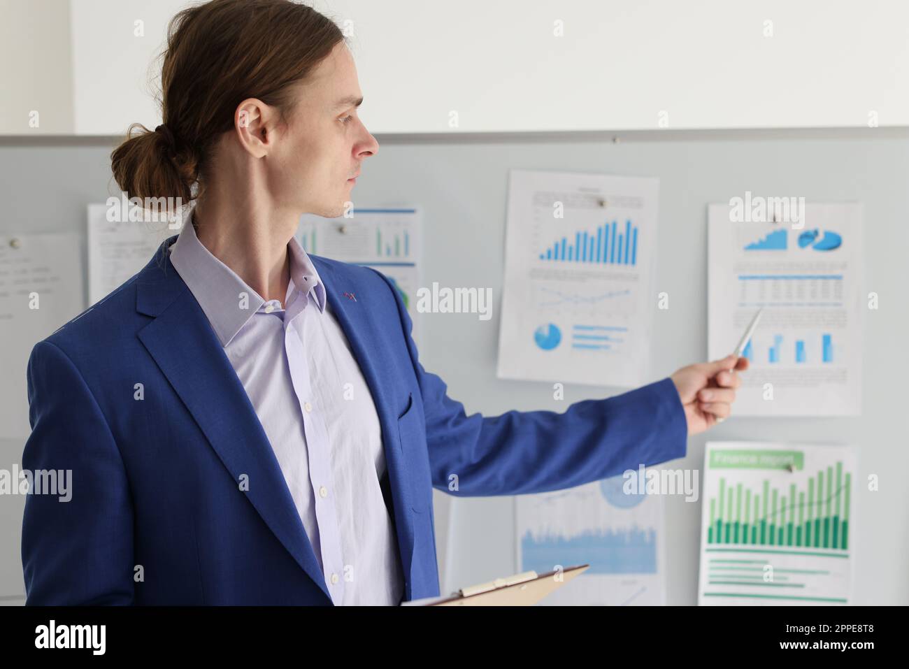 Man shows presentation employee hi-res stock photography and images - Alamy