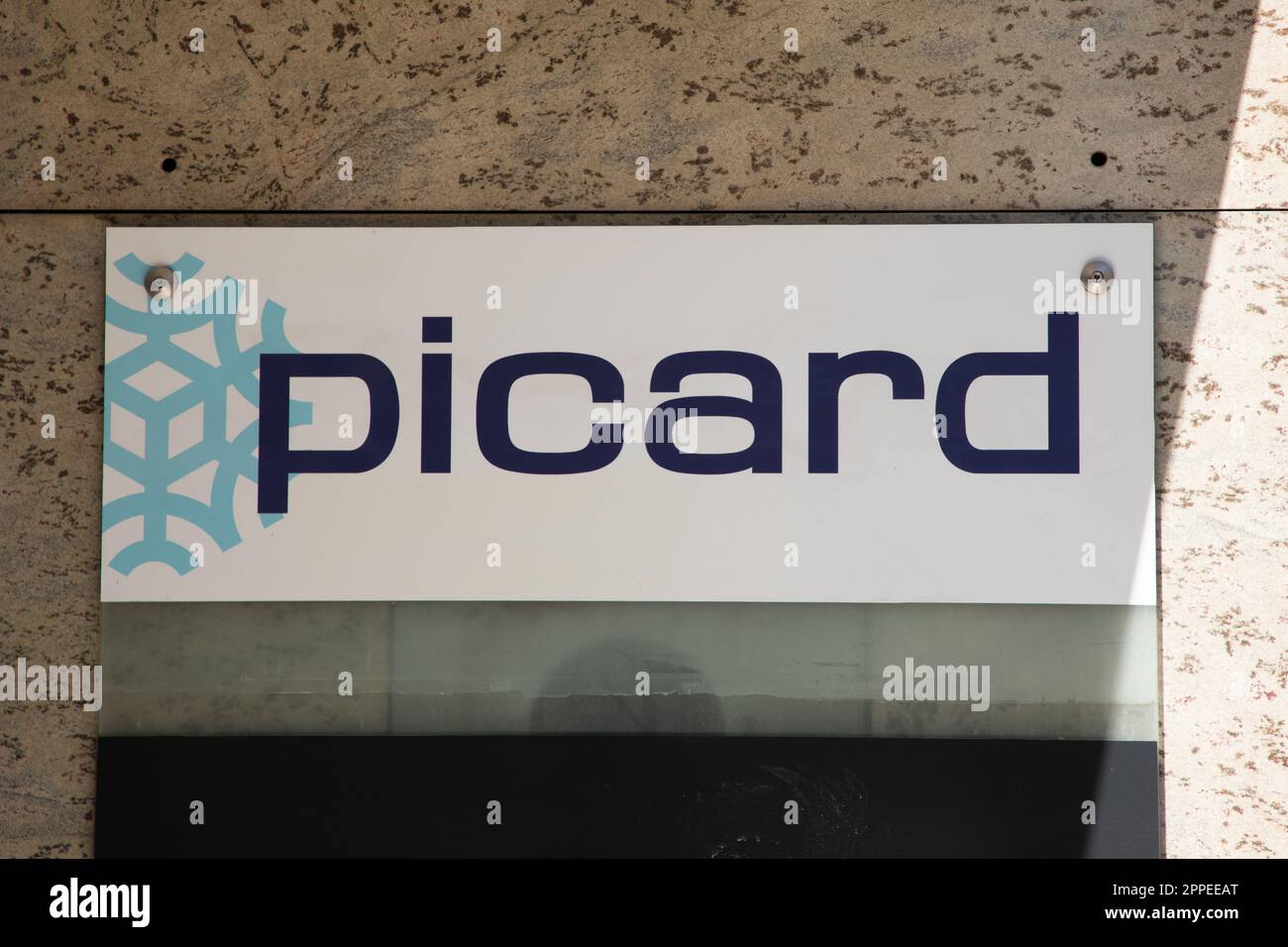 Bordeaux , Aquitaine France - 04 17 2023 : Picard logo text and brand ...