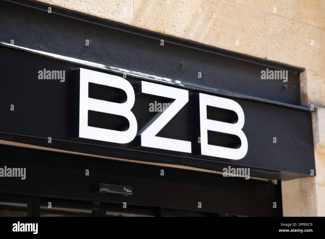 Bordeaux , Aquitaine France - 04 17 2023 : Bizzbee bzb logo brand and ...