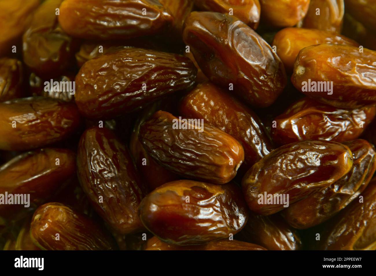 Dates. Dried date palm fruits. Healthy sweet snack food Pile of tasty ...