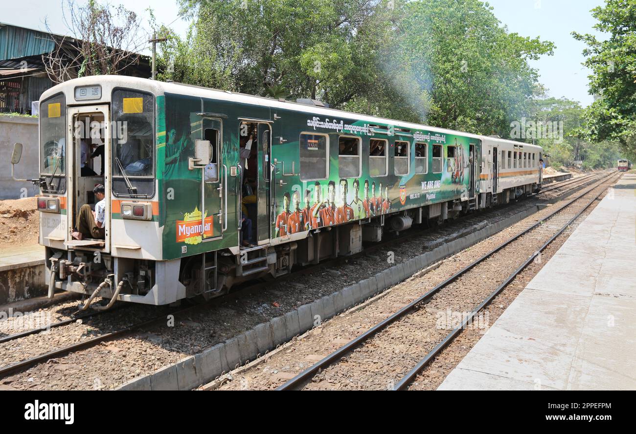 Yangon Circular Railway, Train station & passengers Stock Photo - Alamy
