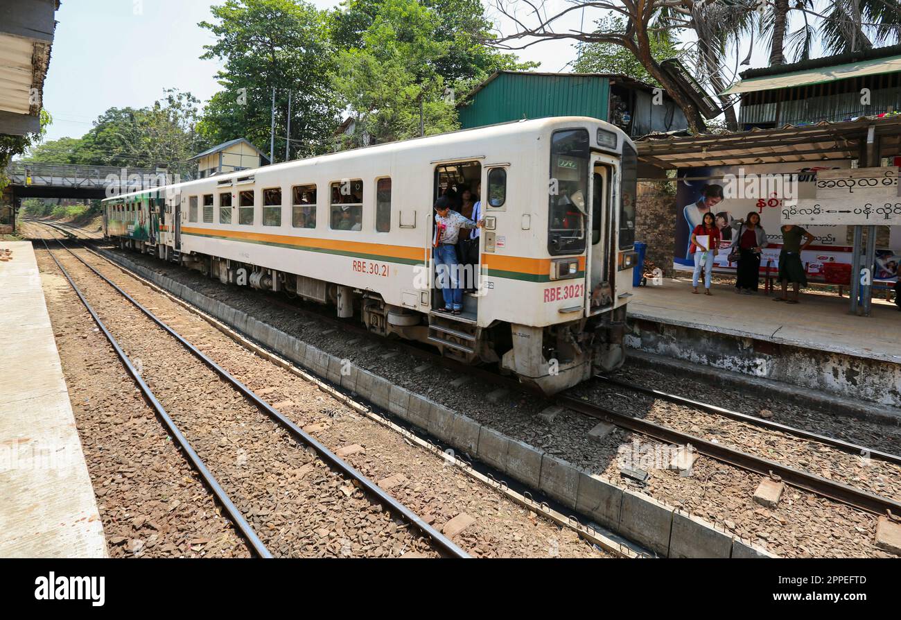 Yangon Circular Railway, Train station & passengers Stock Photo - Alamy
