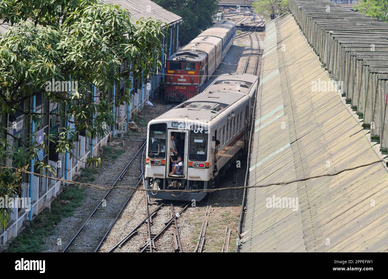 Yangon Circular Railway, Train station & passengers Stock Photo - Alamy