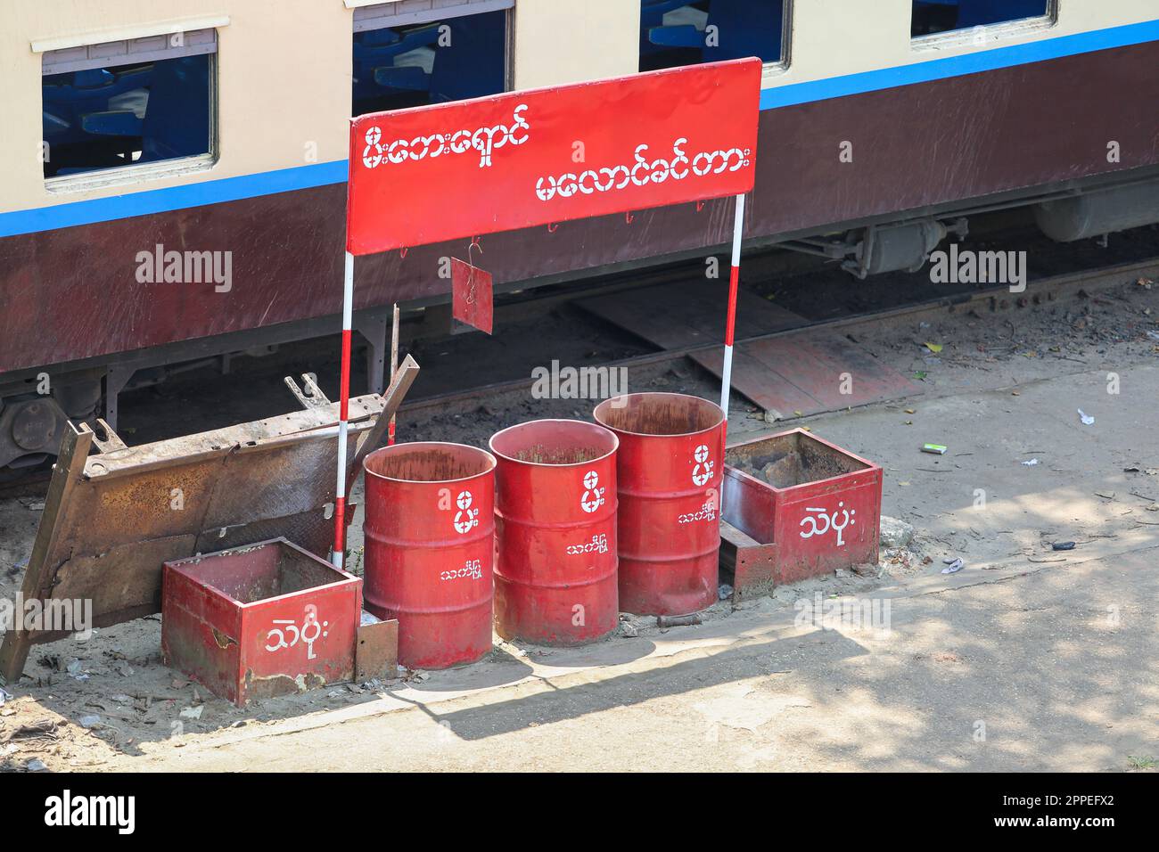 Yangon Circular Railway, Train station & passengers Stock Photo - Alamy