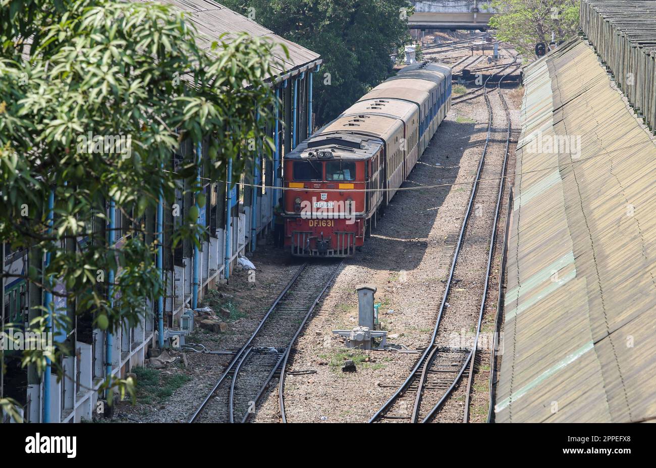 Yangon Circular Railway, Train station & passengers Stock Photo - Alamy