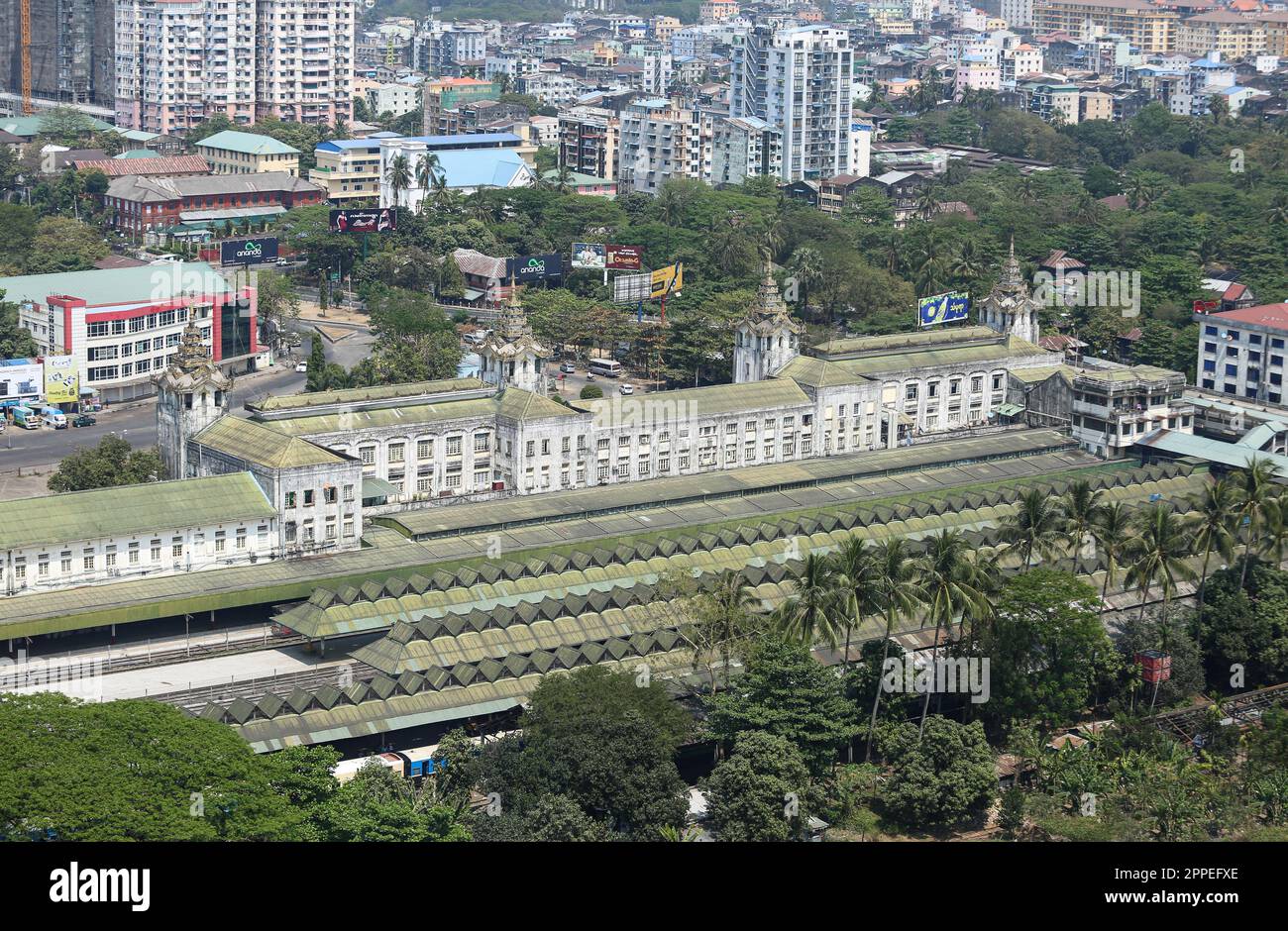 Yangon Circular Railway, Train station & passengers Stock Photo - Alamy