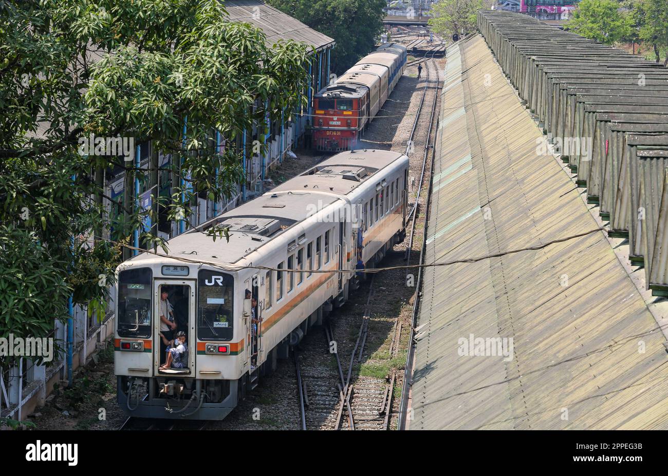 Yangon Circular Railway, Train station & passengers Stock Photo - Alamy