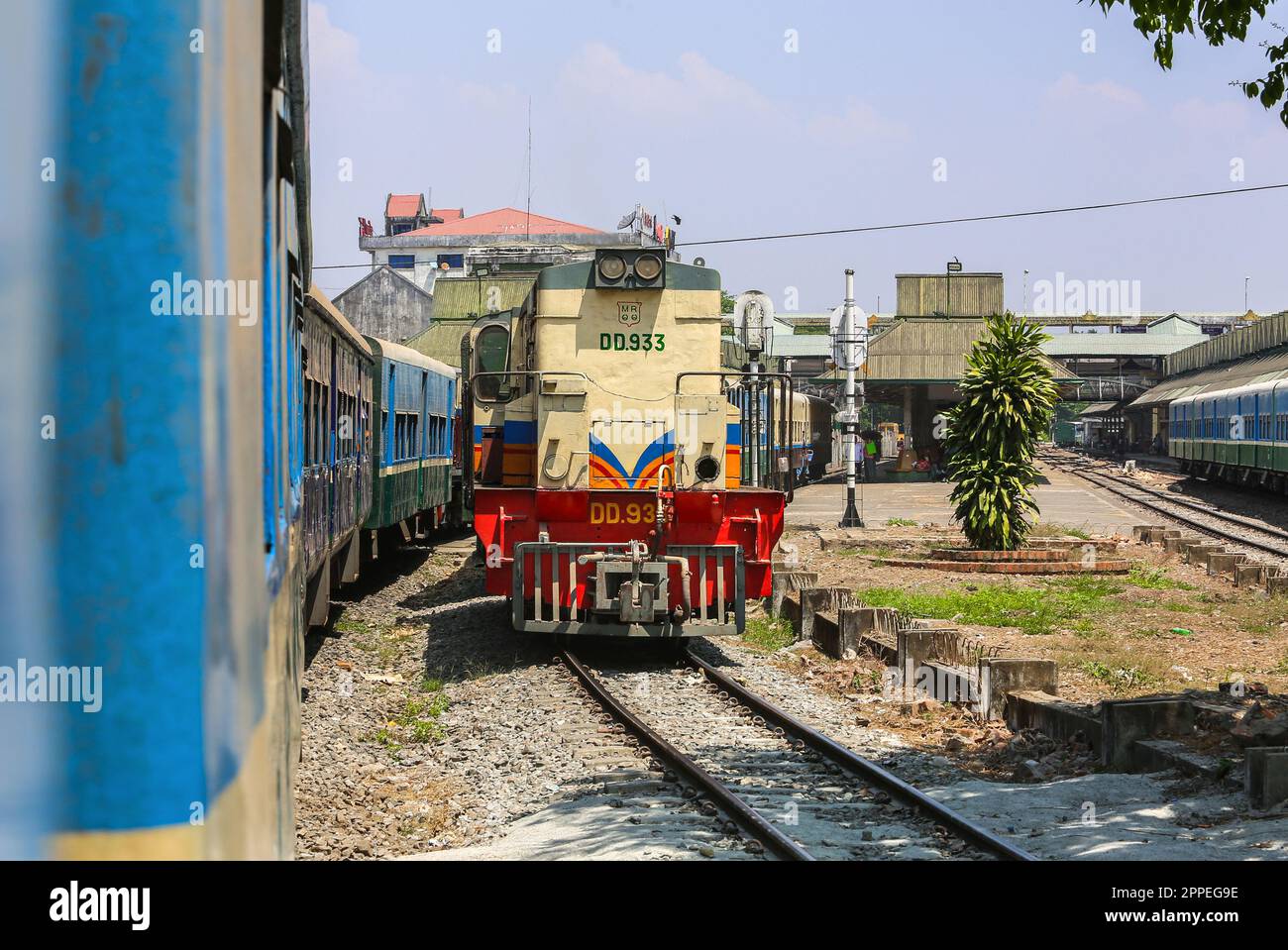 Yangon Circular Railway, Train station & passengers Stock Photo - Alamy