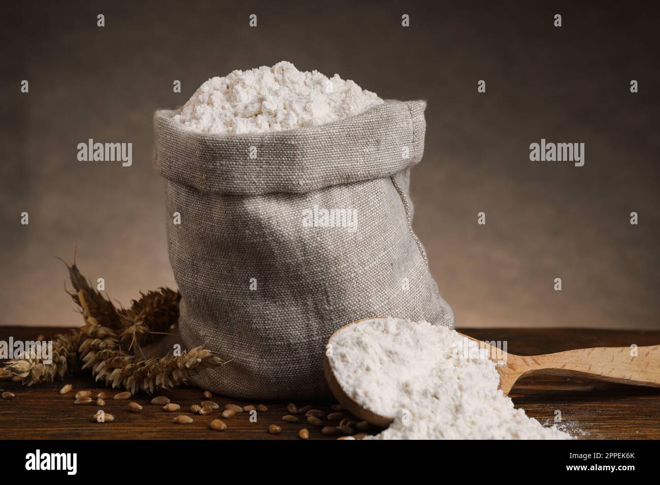 Wheat flour and grains hi-res stock photography and images - Alamy