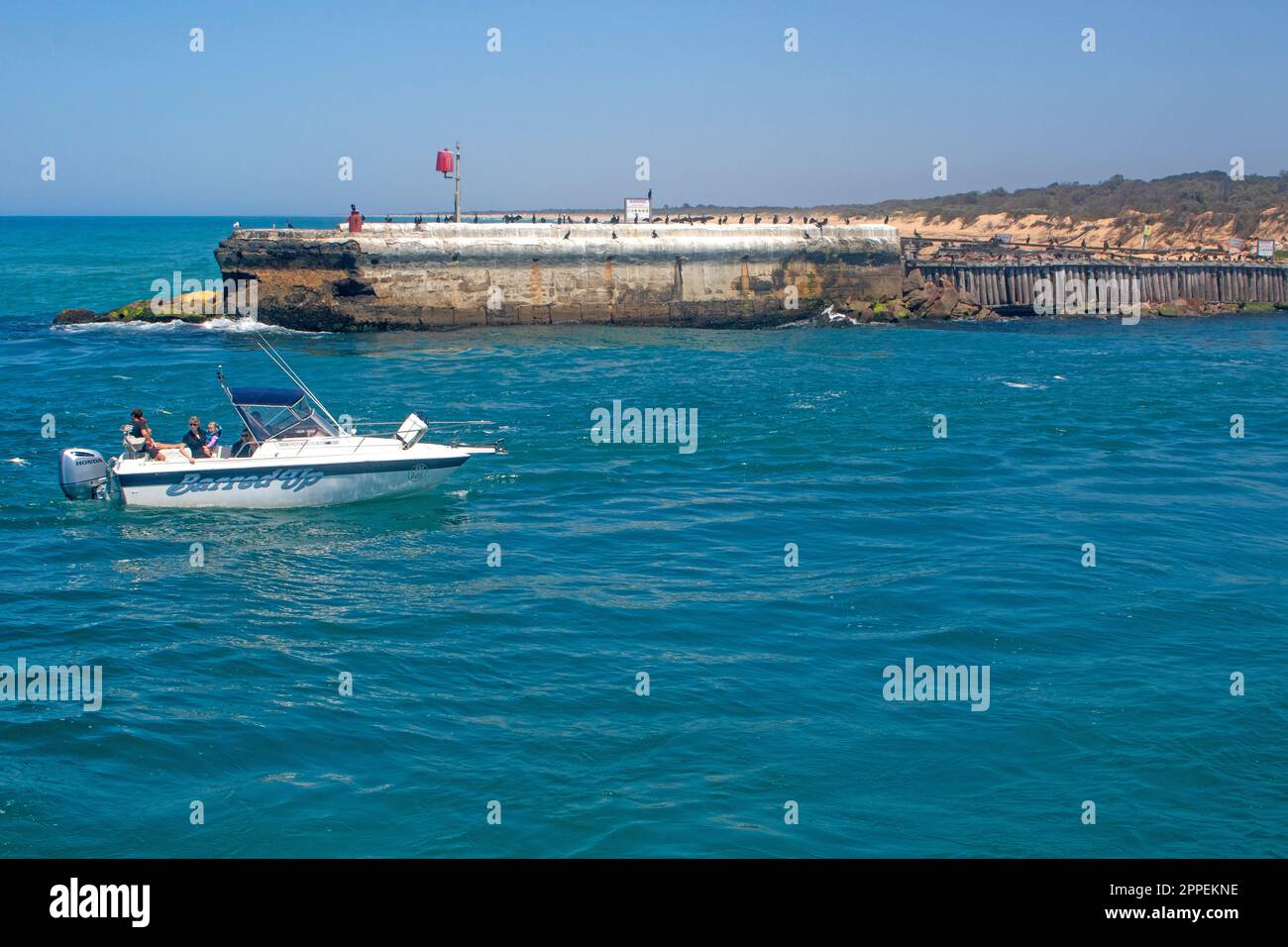 Boat passing through the 'entrance' at Lakes Entrance Stock Photo - Alamy
