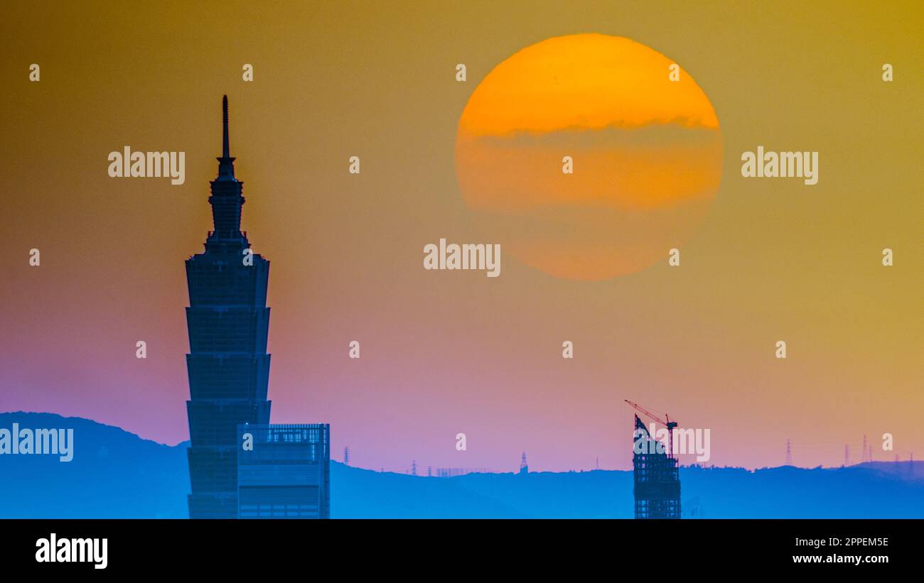 Emotional Taipei Sunset: Awe-Inspiring Skies and Cityscape in Motion ...