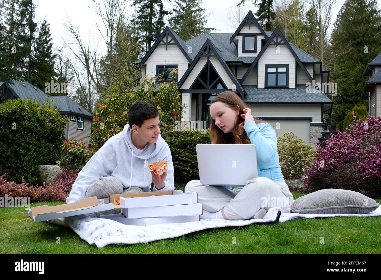 Pizza laptop teens hi-res stock photography and images - Alamy