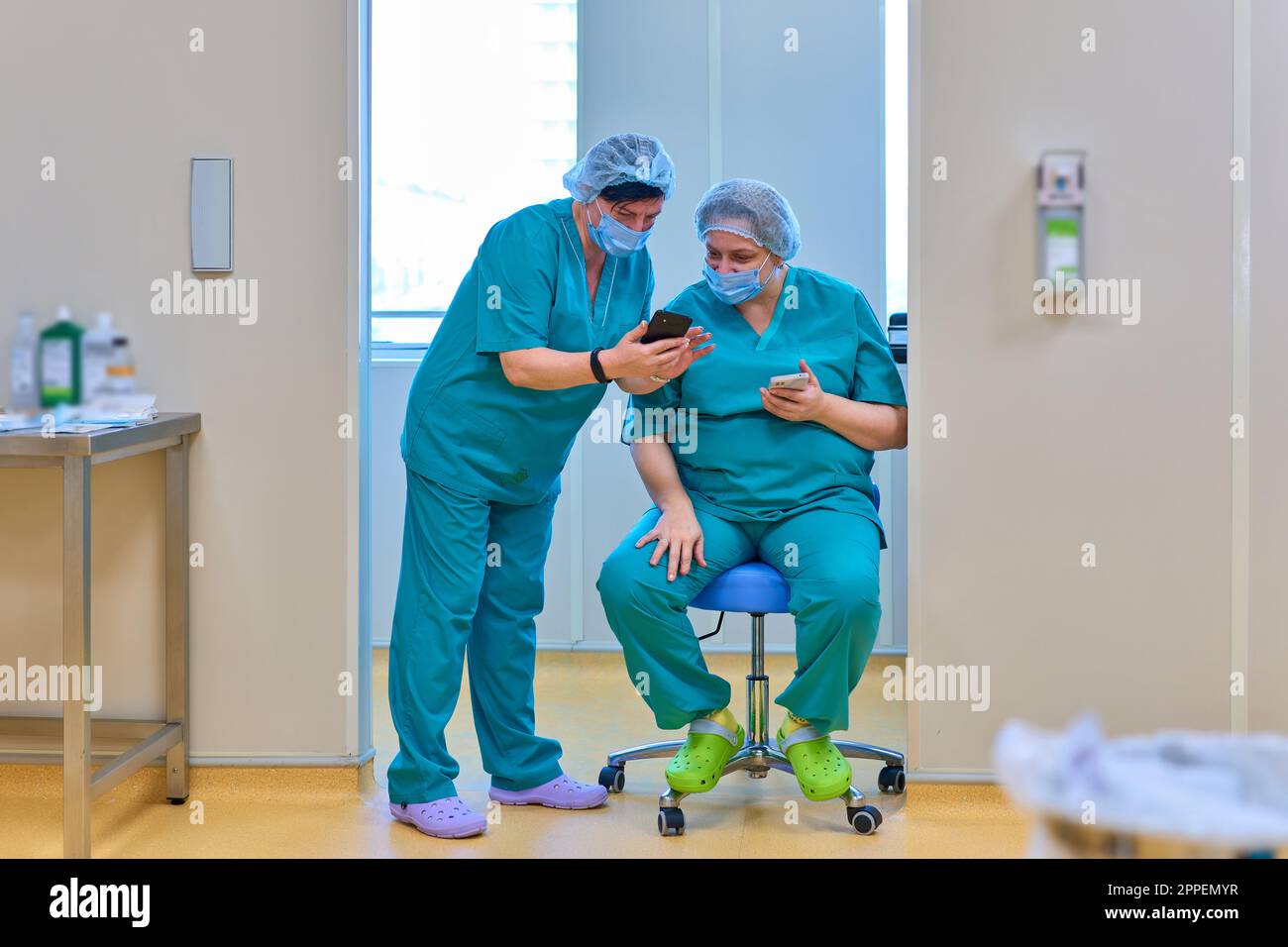 nurses sit in the operating room during surgery Stock Photo - Alamy