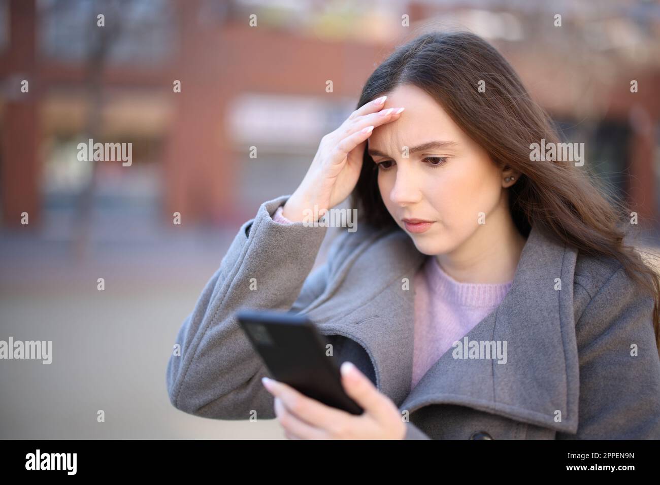 Girl text message shock hi-res stock photography and images - Alamy