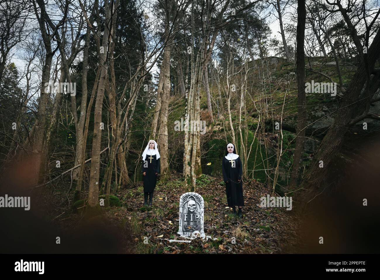 Nuns cemetery hi-res stock photography and images - Alamy