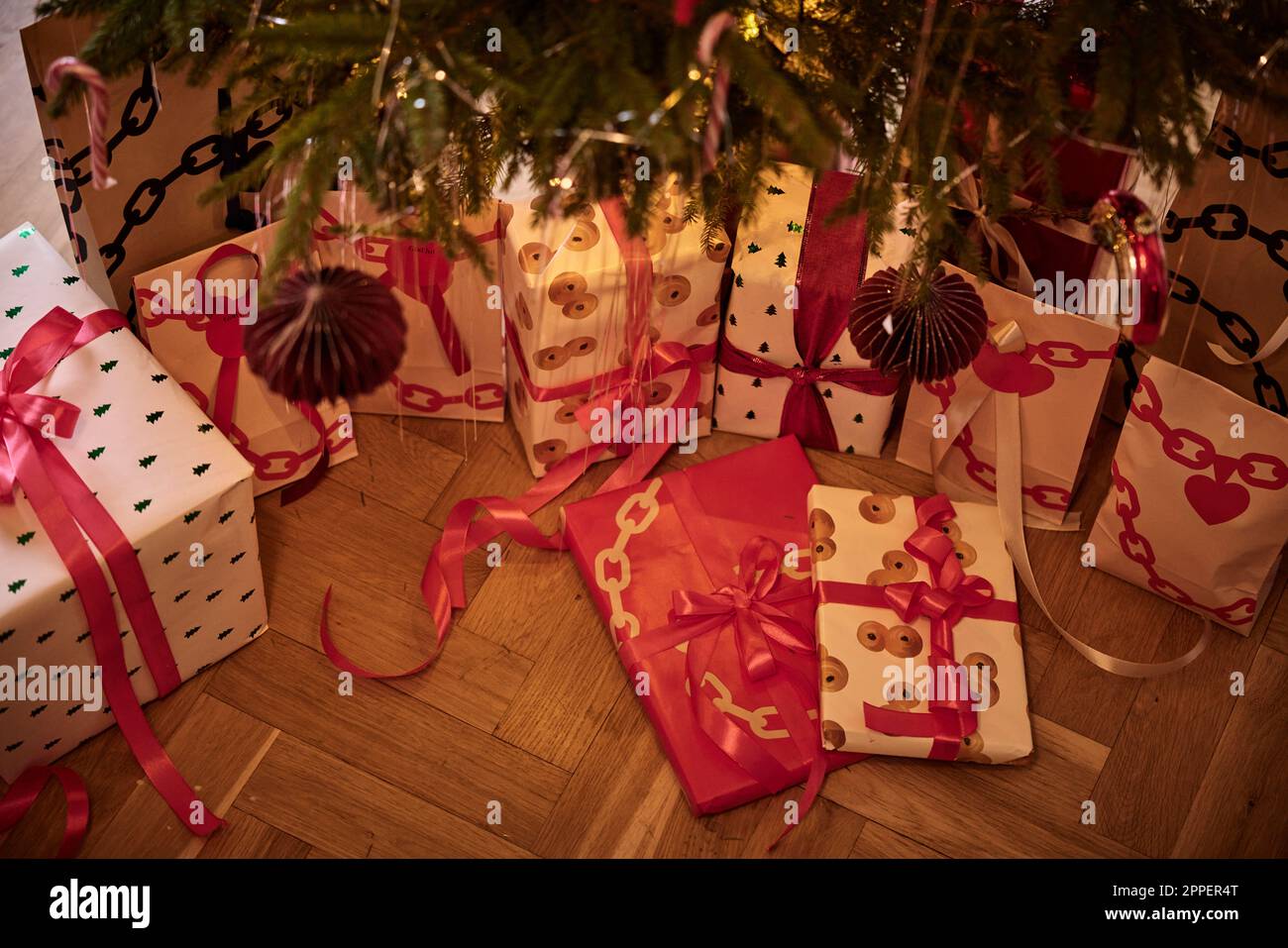 Overhead christmas indoor scene hi-res stock photography and images - Alamy