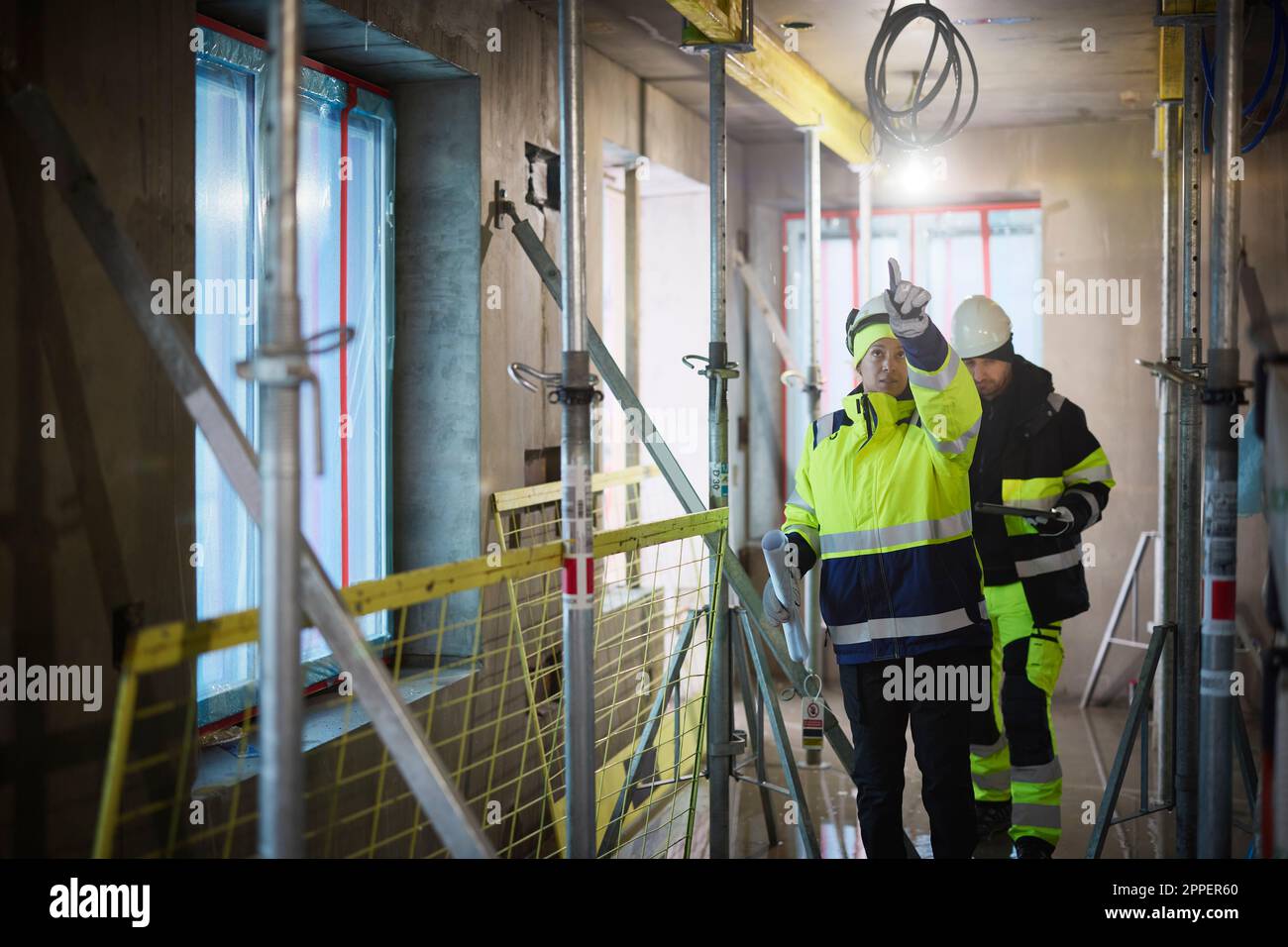 Female construction worker pointing hi-res stock photography and images - Alamy