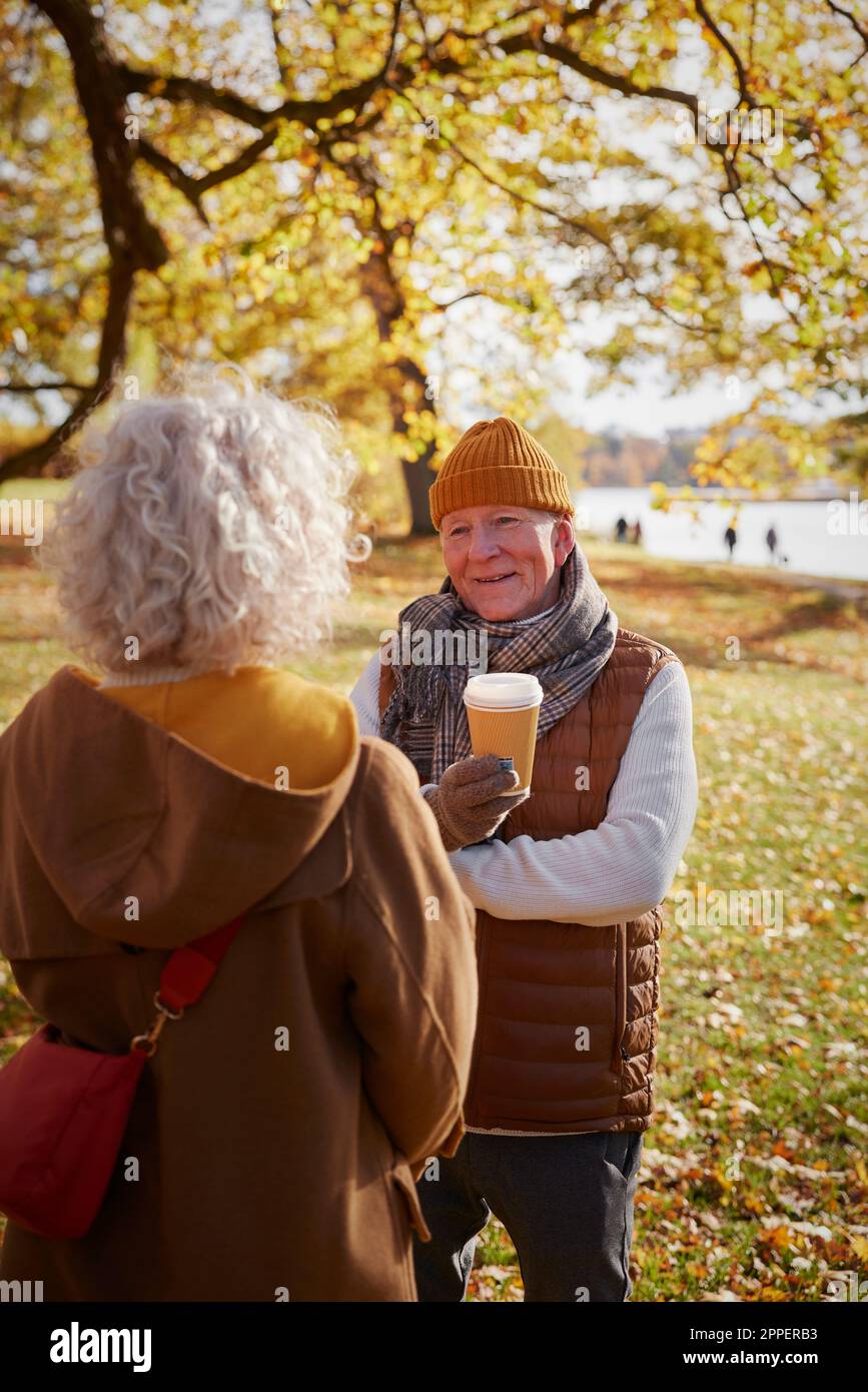 Elderly couple speak hi-res stock photography and images - Alamy