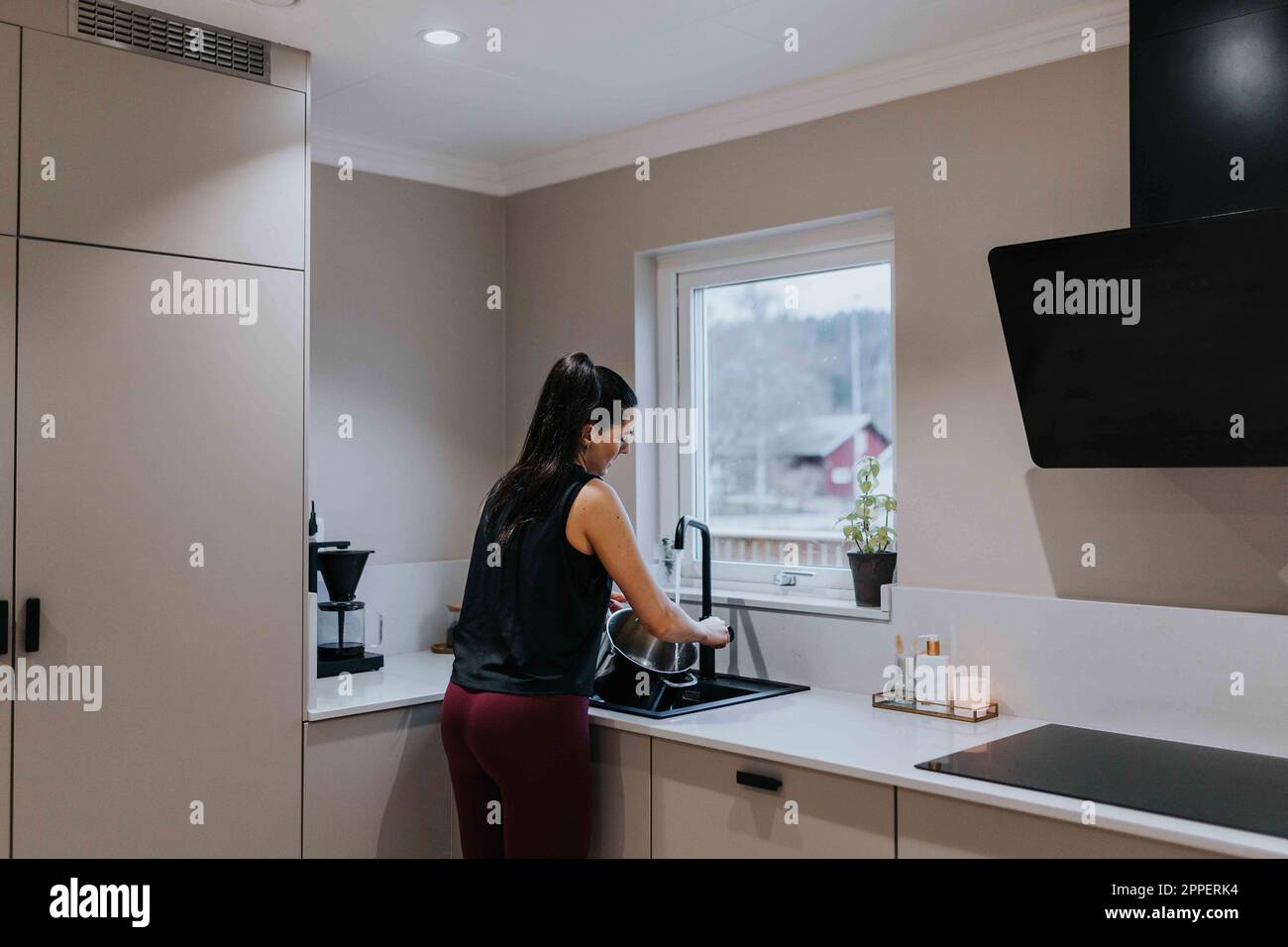 Women washing dishes in kitchen hi-res stock photography and images - Alamy