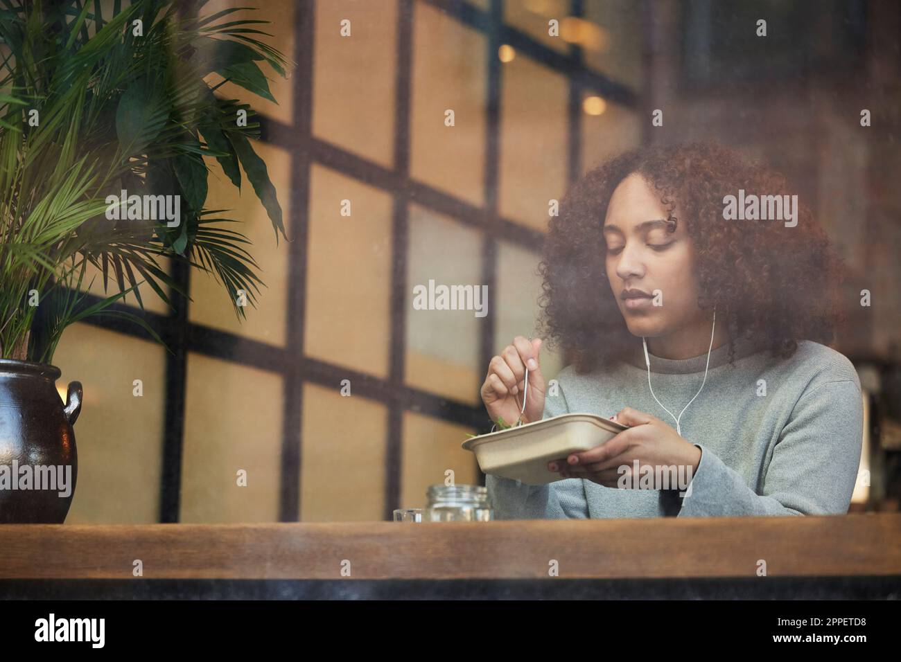 Young adult humans eating hi-res stock photography and images - Alamy