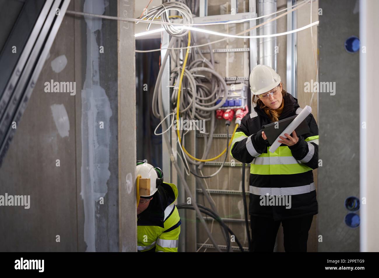 Engineer using ipad hi-res stock photography and images - Alamy