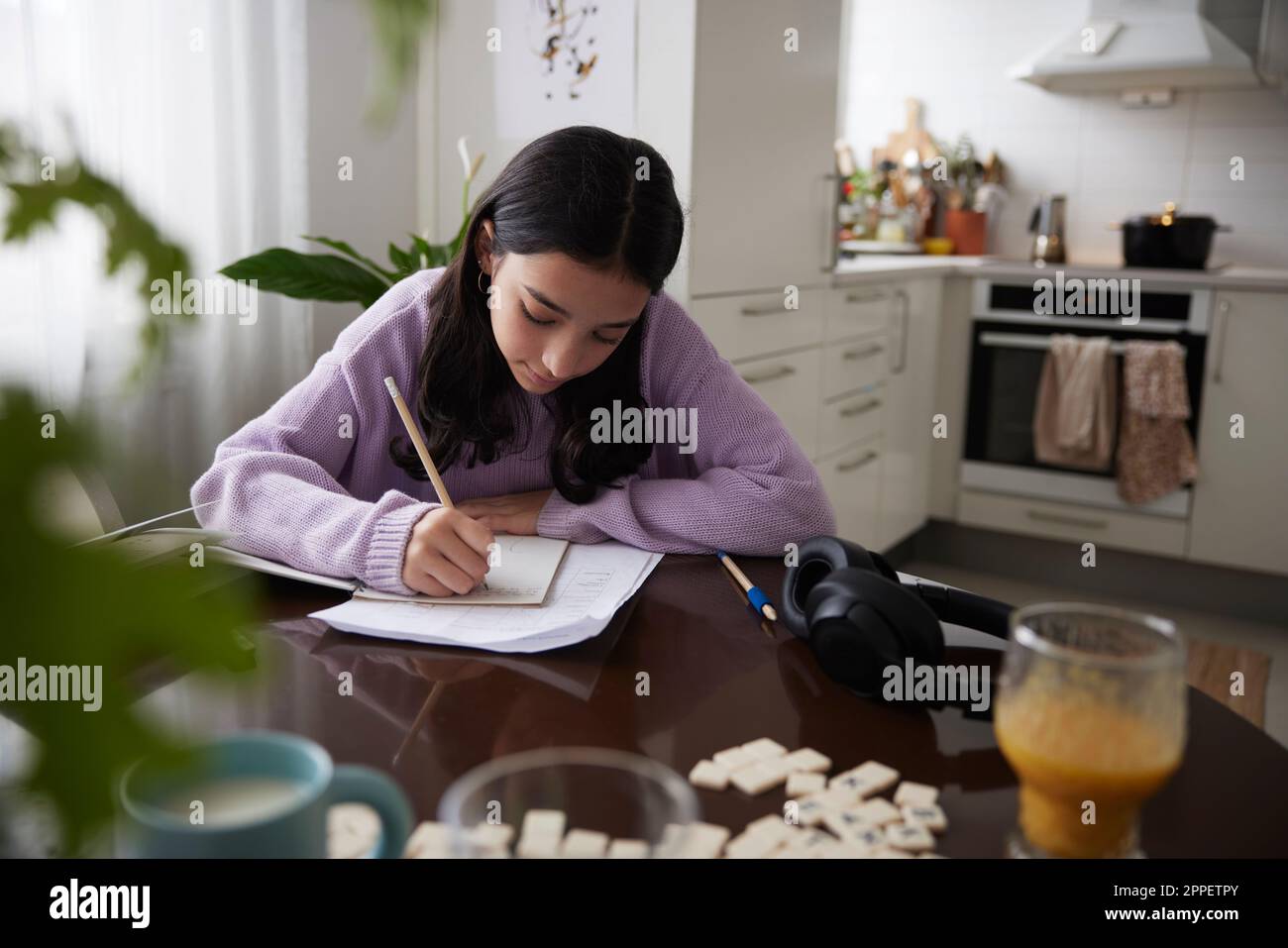 Girl homework schoolgirl hi-res stock photography and images - Alamy