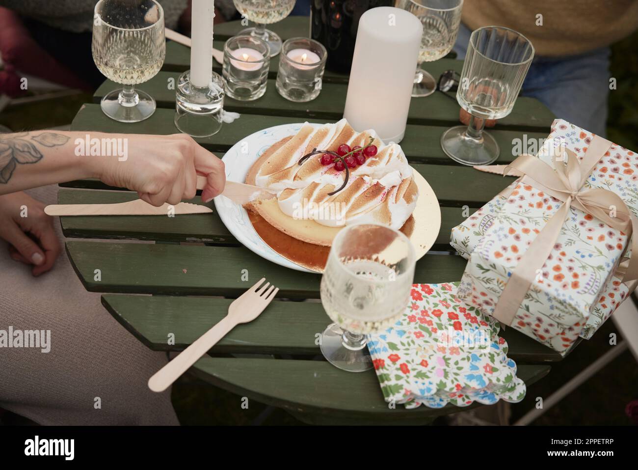 Cutting birthday cake hi-res stock photography and images - Alamy