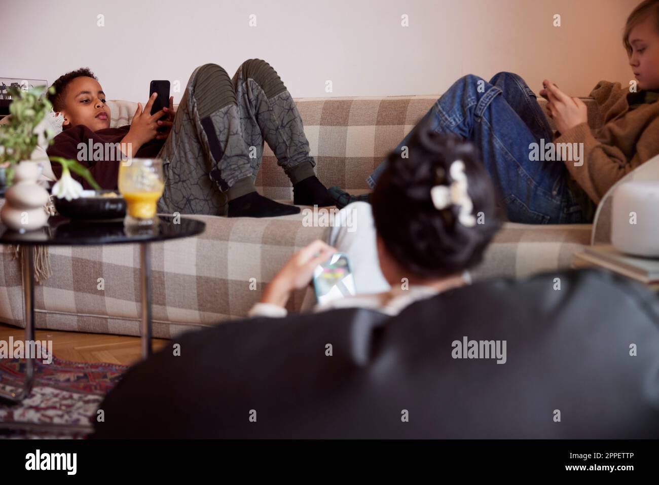 Girl using cell phone home hi-res stock photography and images - Alamy