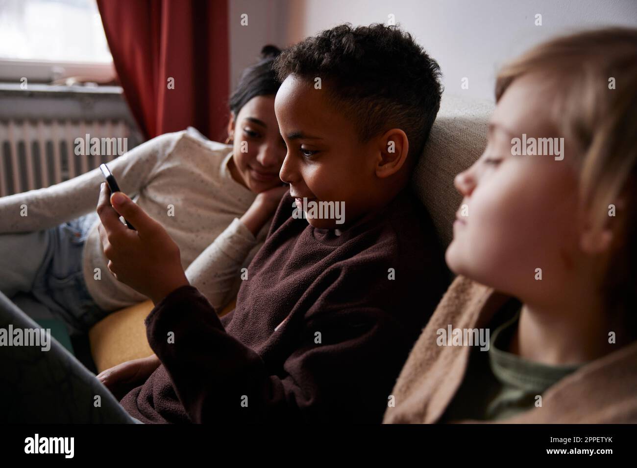 Children and phones hi-res stock photography and images - Alamy