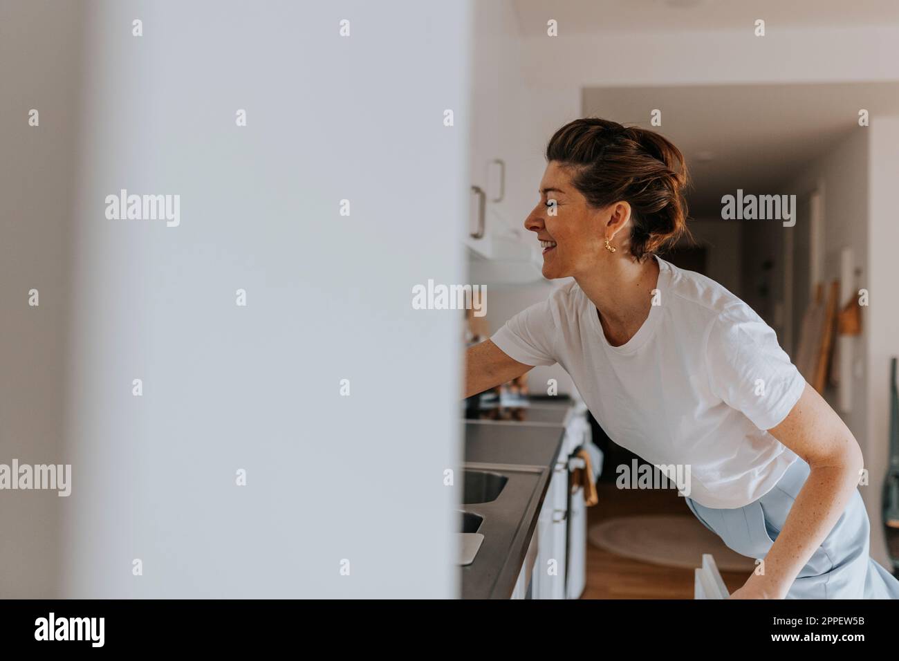 Mature woman kitchen design hi-res stock photography and images - Alamy