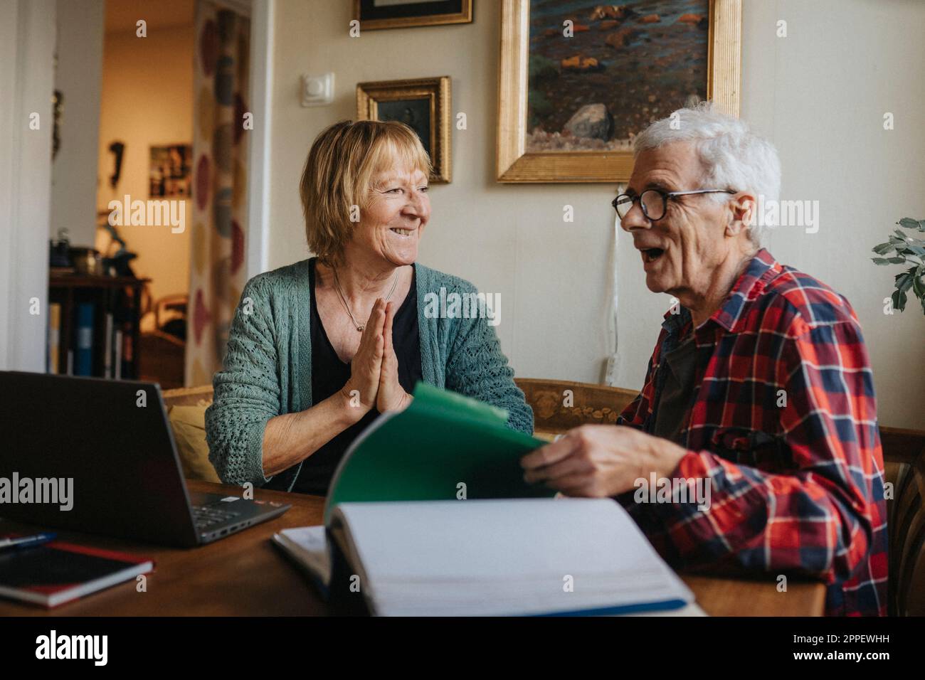 Elderly couple work home hi-res stock photography and images - Alamy